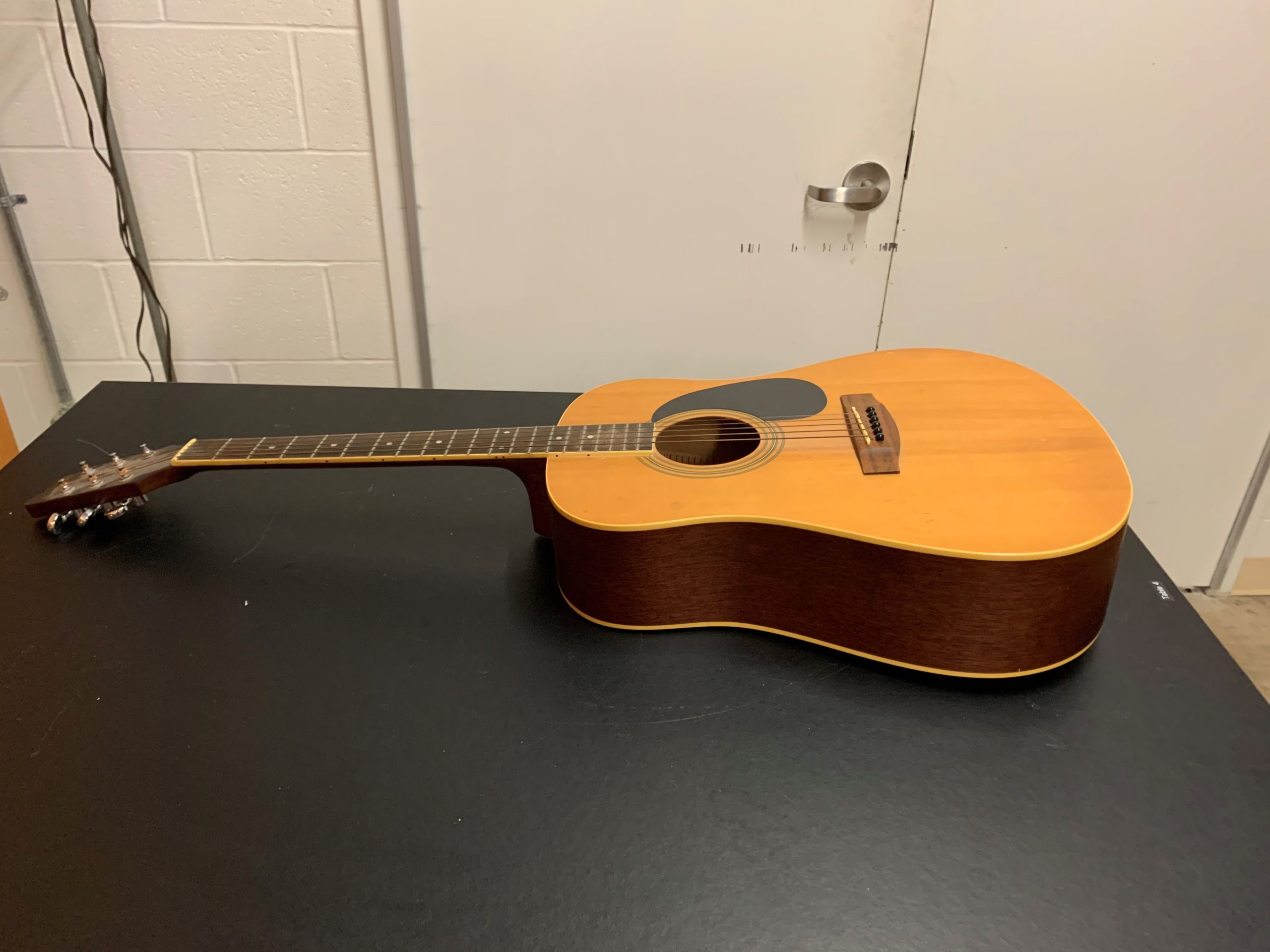(3D22.32) Guitar – TAMU Physics Lab Center