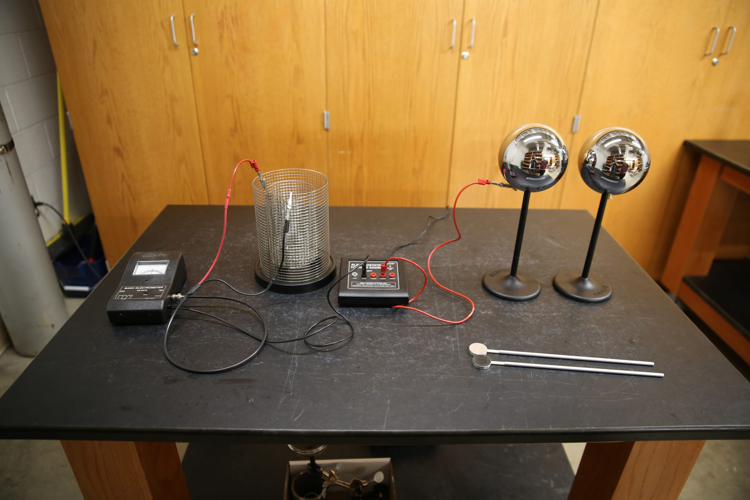 (5A40.10) Charging by Induction – TAMU Physics Lab Center