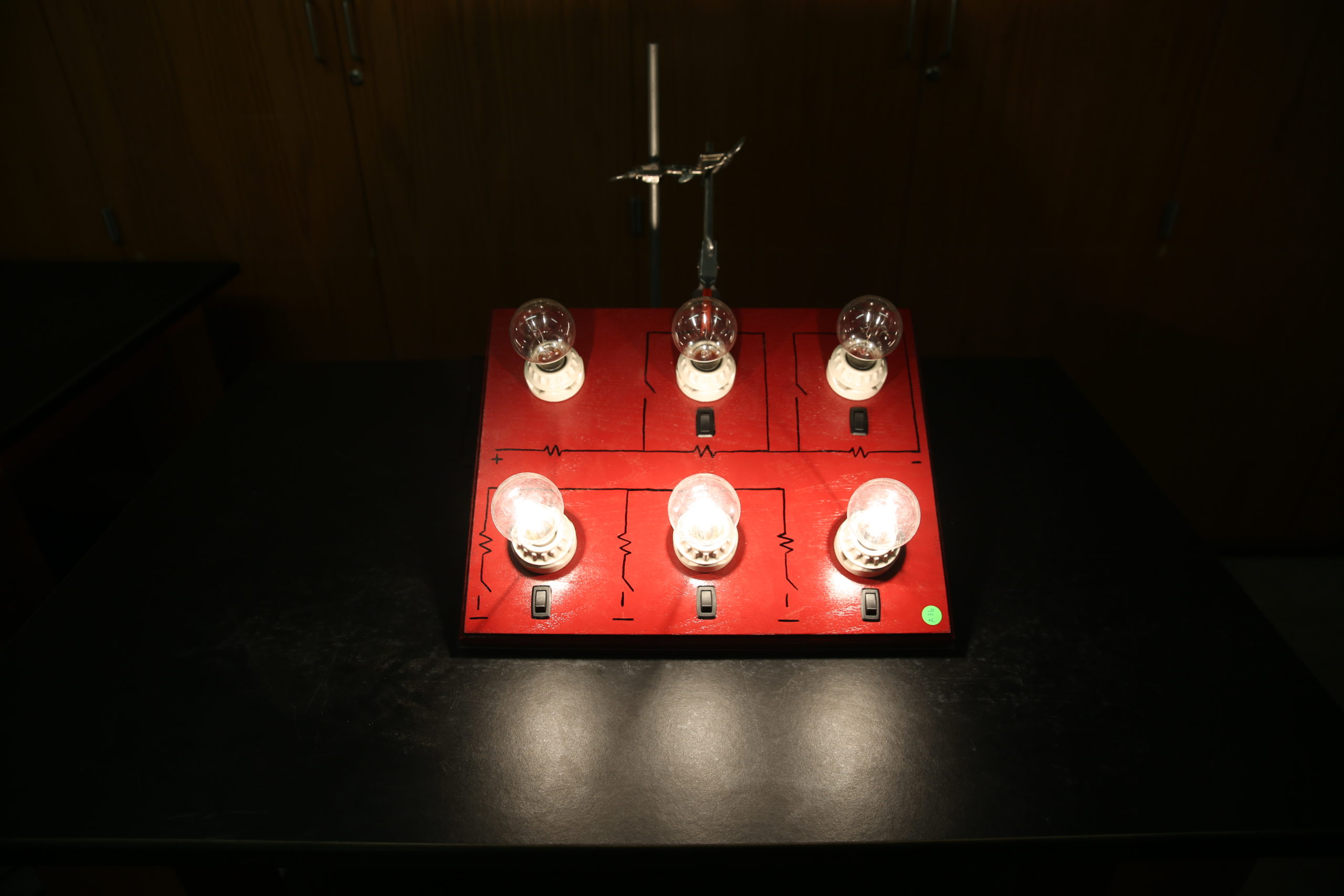 (5F20.50) Series and Parallel Light Bulbs – TAMU Physics Lab Center