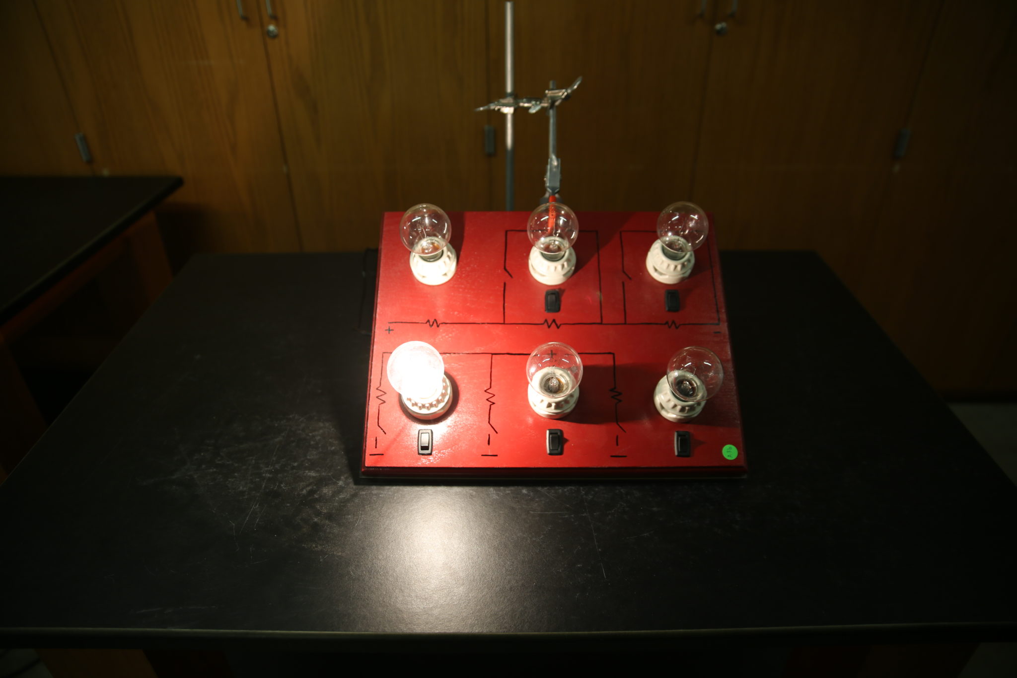 (5F20.50) Series and Parallel Light Bulbs – TAMU Physics Lab Center