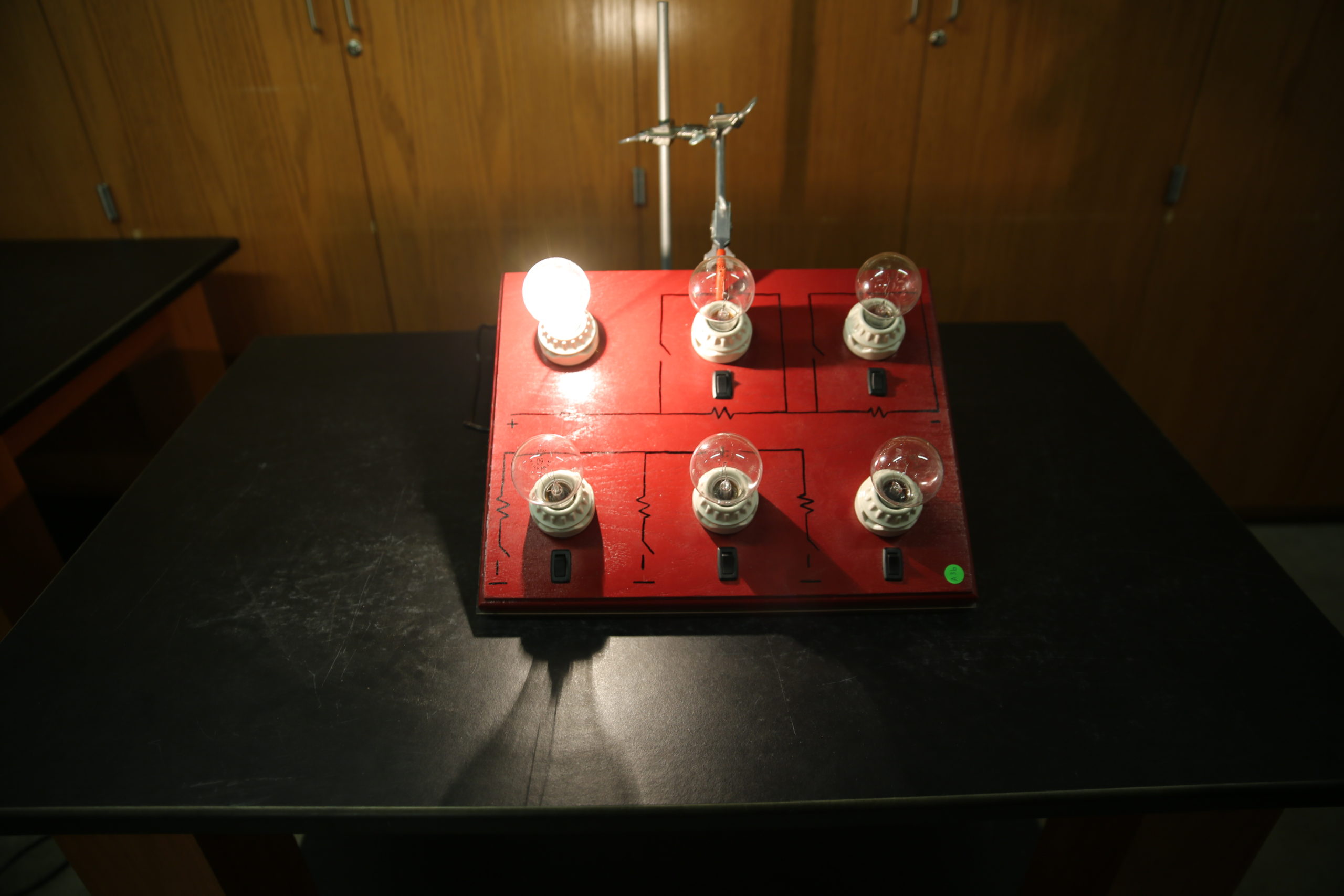 (5F20.50) Series and Parallel Light Bulbs – TAMU Physics Lab Center